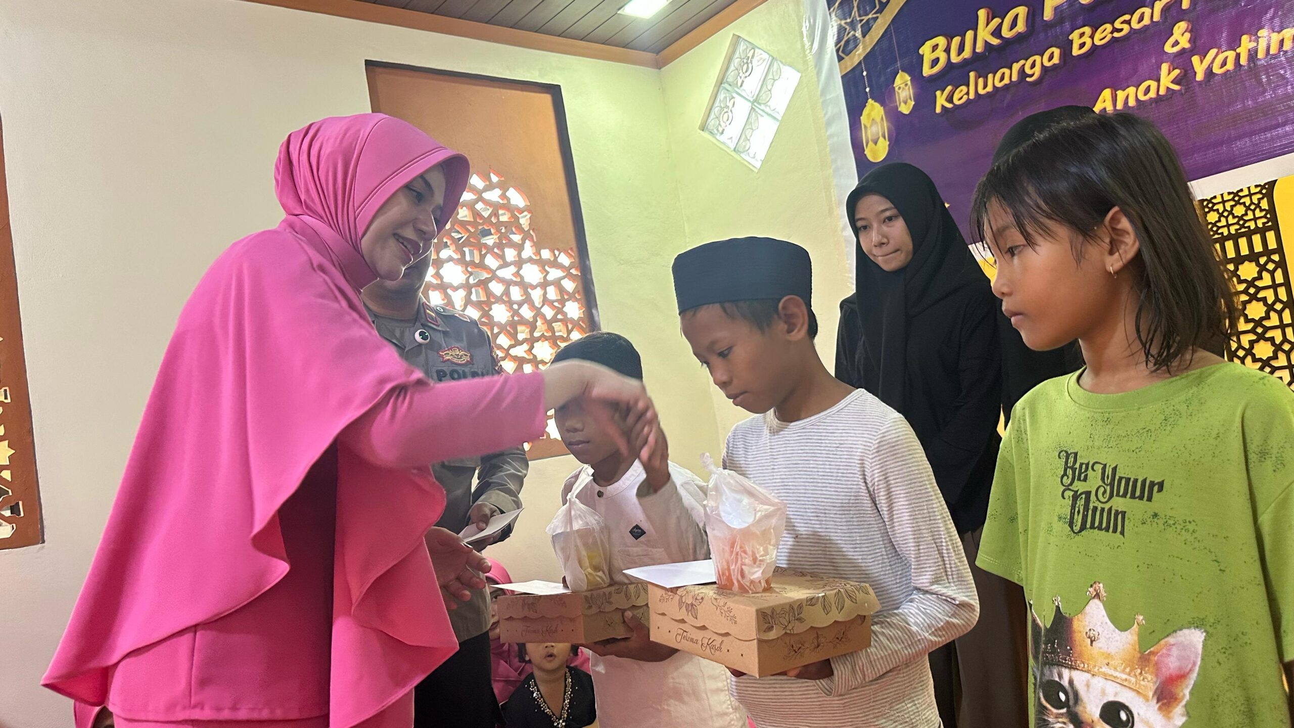 Indahnya Ramadan: Polsek Lembar Tebar Kebaikan di Jalan Dato Kedaro ...
